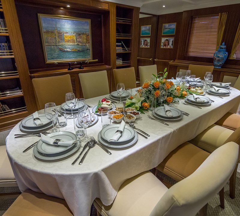 Dining Table Image Gallery – Luxury Yacht Browser | by CHARTERWORLD ...